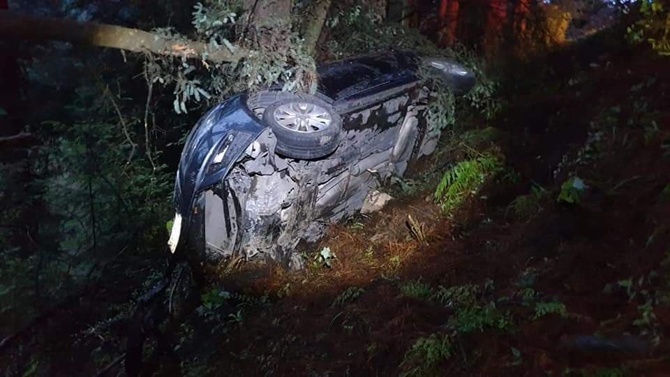 Auto termina volcado en un barranco, dos heridos - Informativo La Región